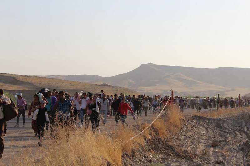 30,000 Syrian refugees flee to Iraq